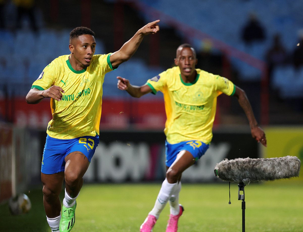 SUNDOWNS STRETCH LEAD AT THE TOP OF THE TABLE AFTER SEEING OFF CAPE ...